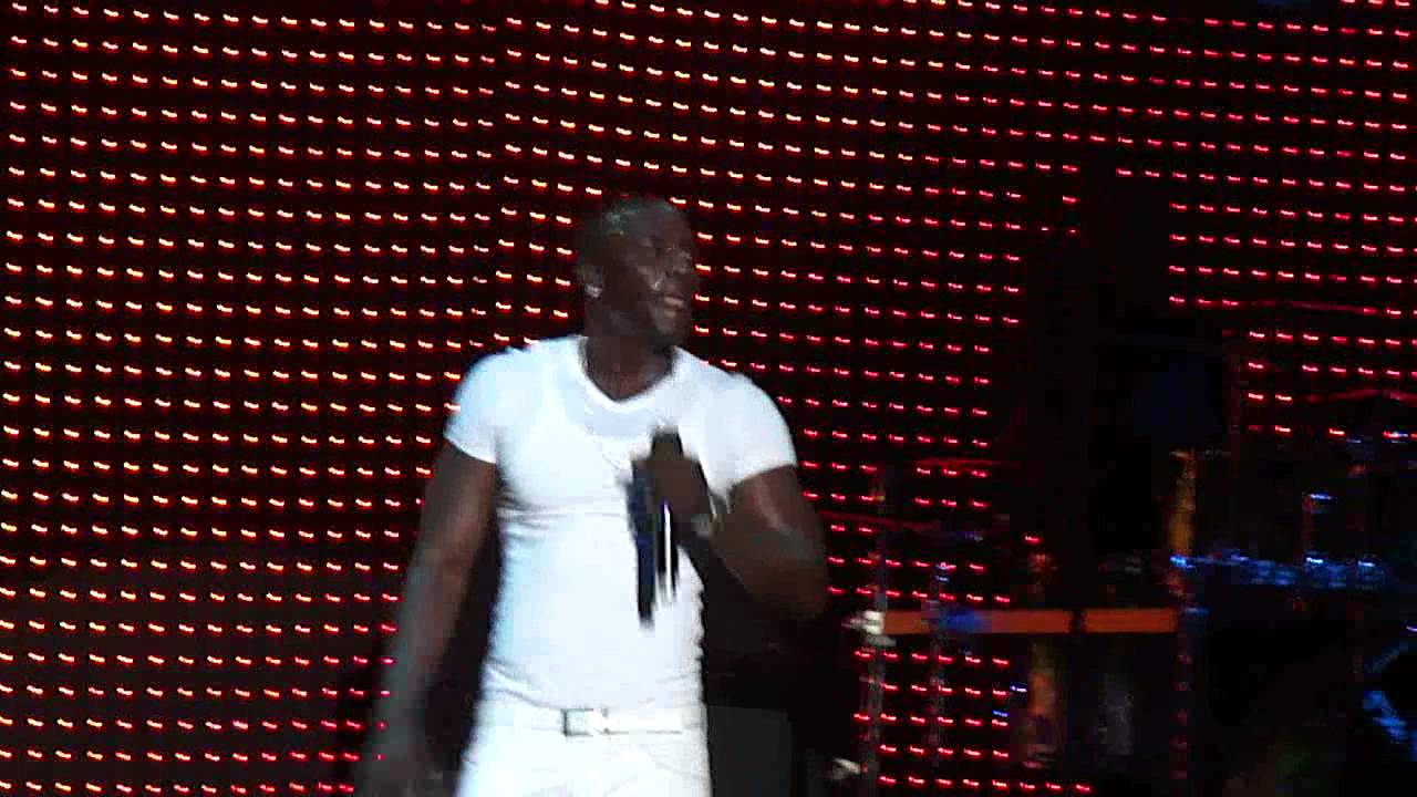 Akon Smack That - YouTube