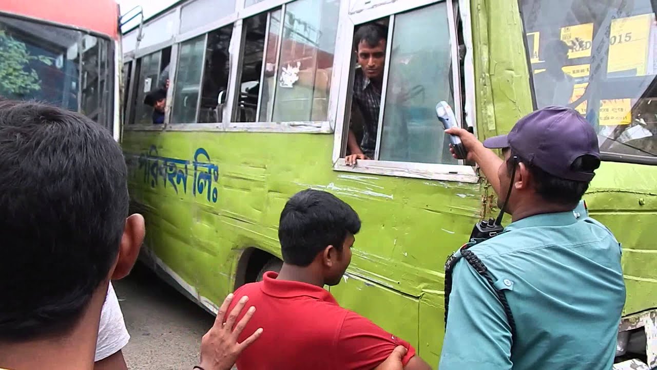 Bus Helper Fighting Dhaka In front Police - YouTube