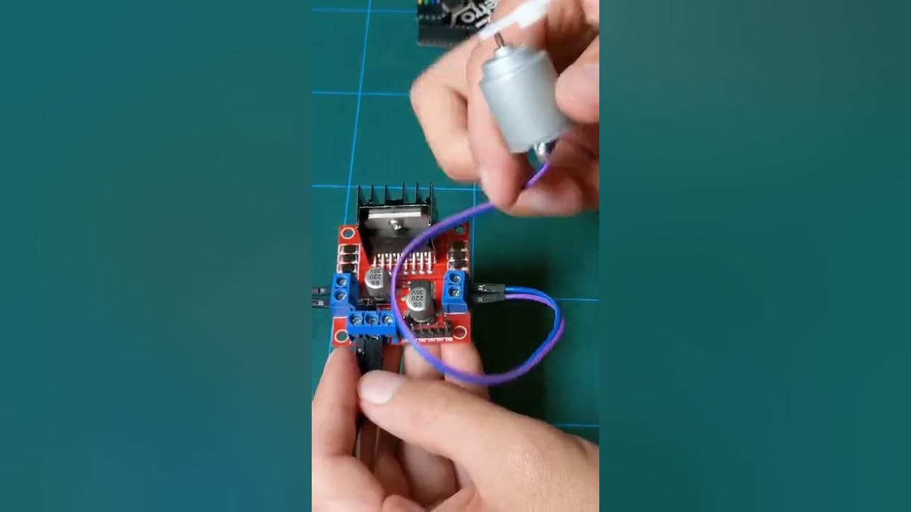 ¿Cómo controlar dos motores DC con un módulo de puente H y Arduino? - YouTube
