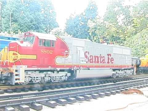 USA Trains SD70MAC - YouTube