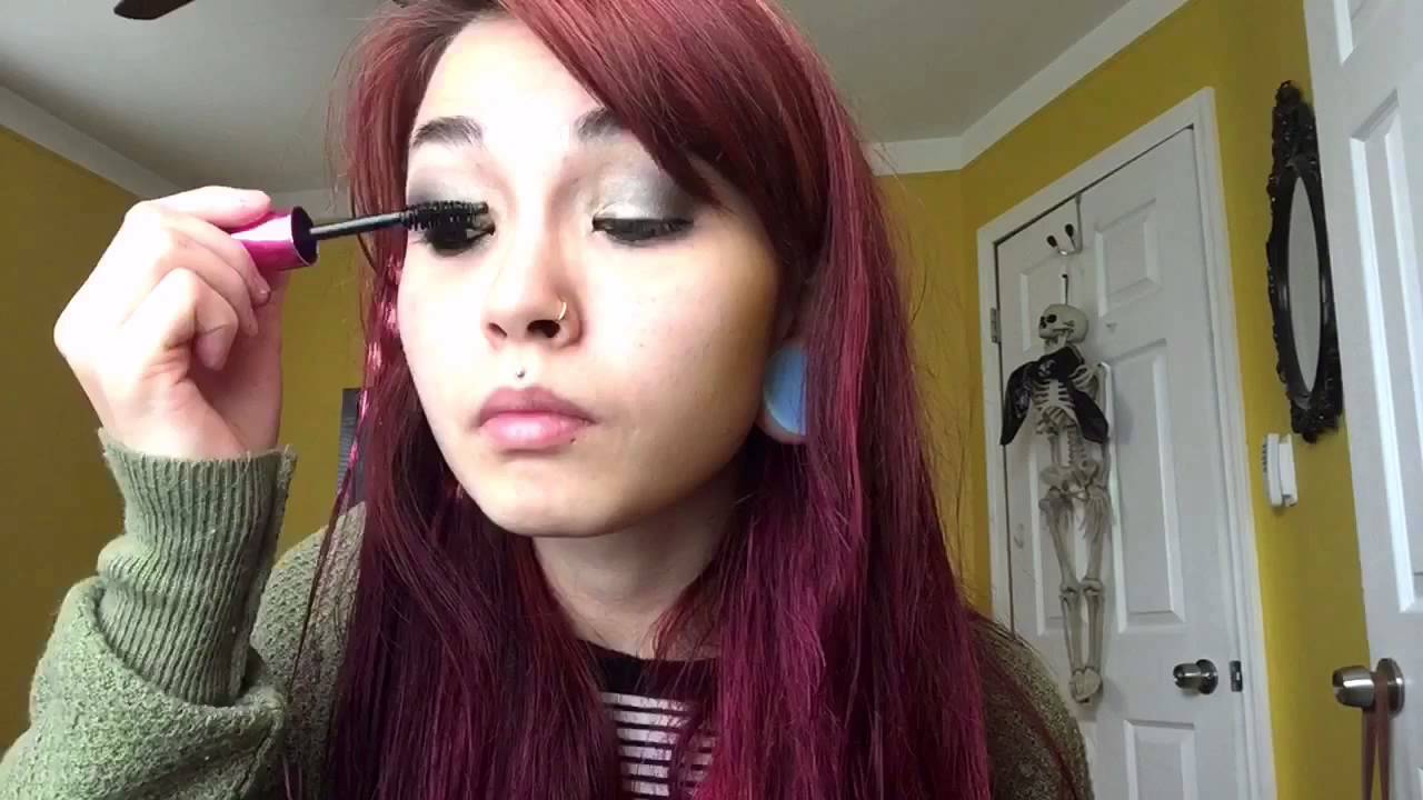 SMASHING MAKE-UP ON MY FACE - YouTube