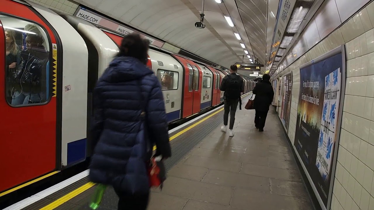 London Underground Victoria Line 2009 Stock Trains At Warren Street 31 ...