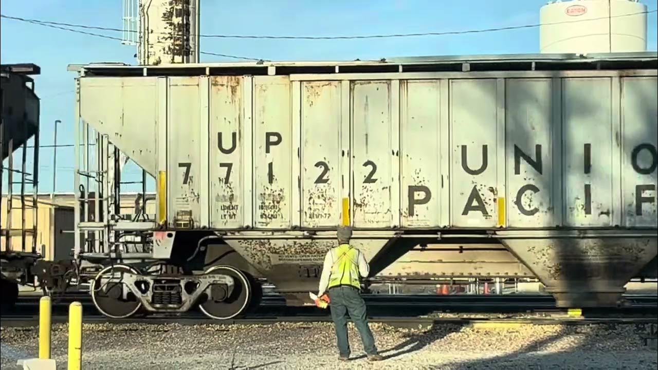 UP 6957 & 793 Eagle Grove #railway #train #locomotive #railfans #railroad - YouTube