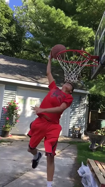 5'5 white kid dunks - YouTube
