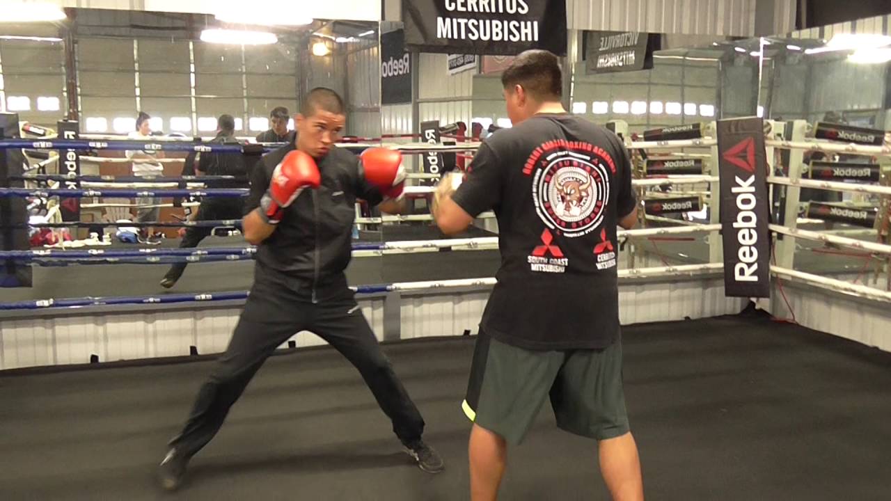 Neno Rodriguez working with Pita Garcia -EsNews Boxing - YouTube