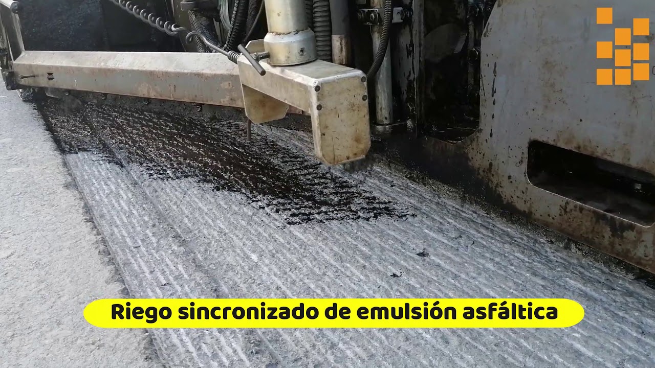 Pavimentadora con Riego Sincronizado - YouTube