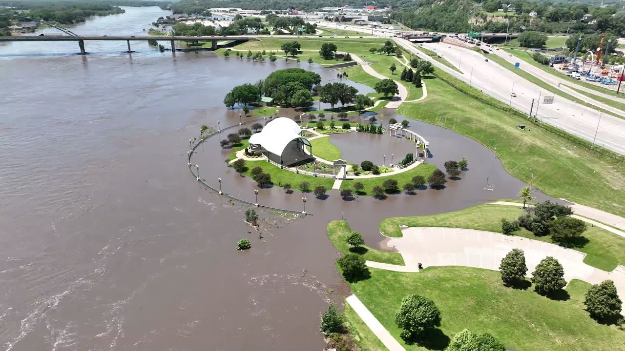 Drone video shows Missouri River flooding near Sioux City - YouTube