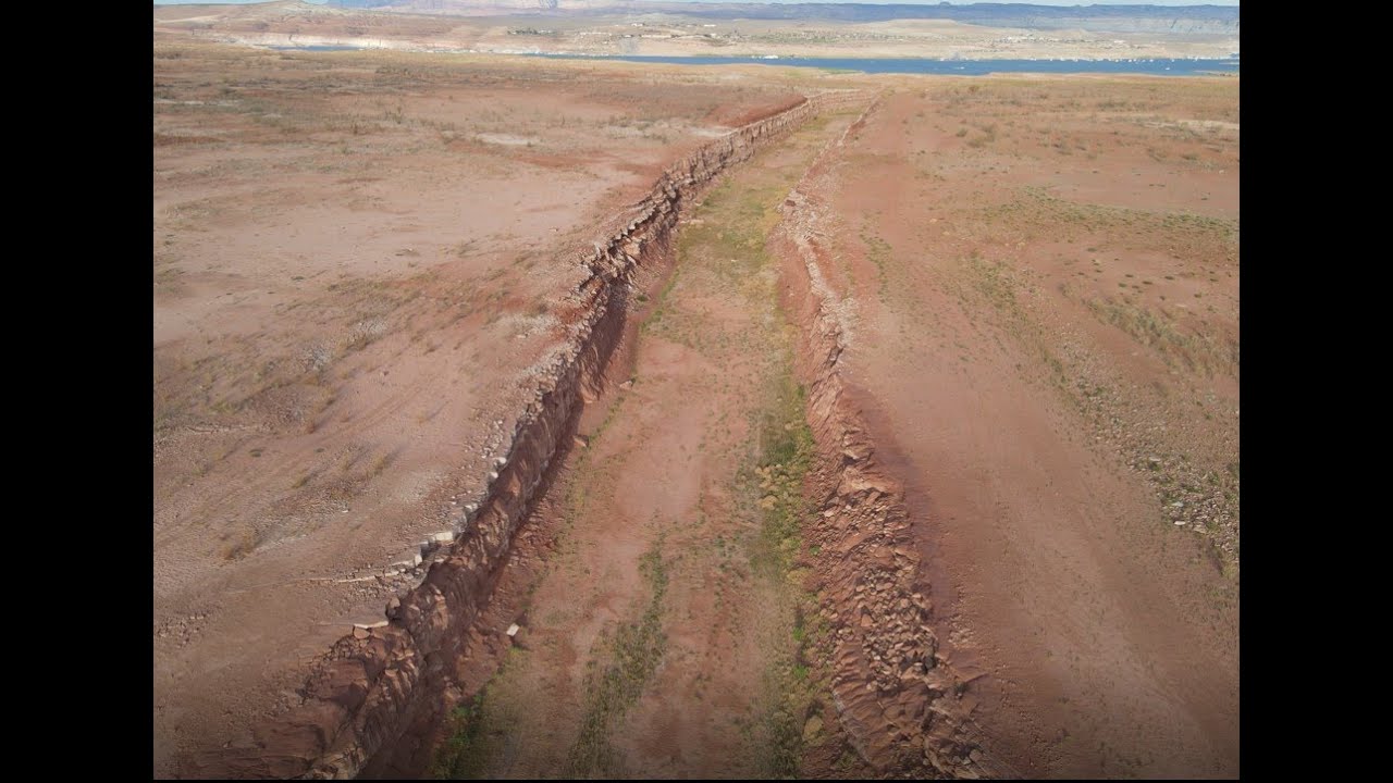 Lake powell castle rock cut bone dry - YouTube