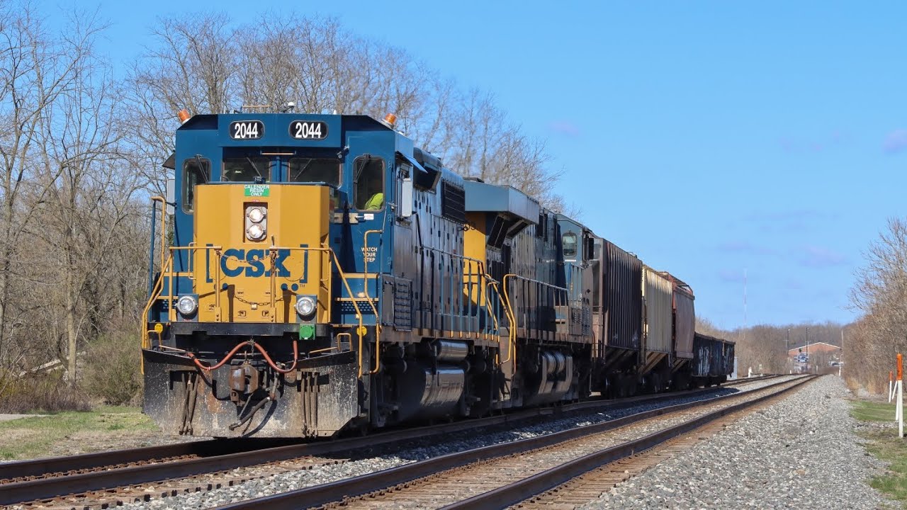 CSX 2044 leads L324 through Lowellville - YouTube