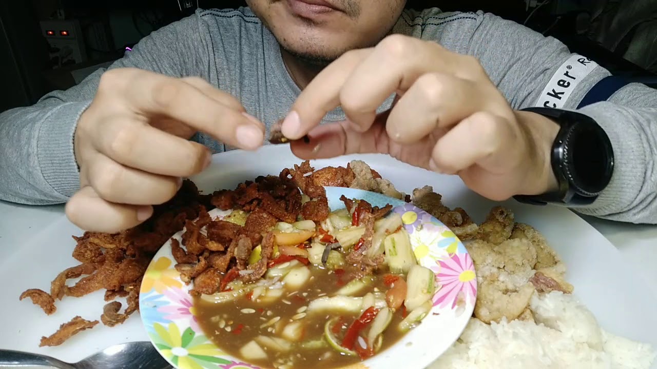 ASMR | Eating Tam Taeng (Thai food som Tam cucumber) - YouTube