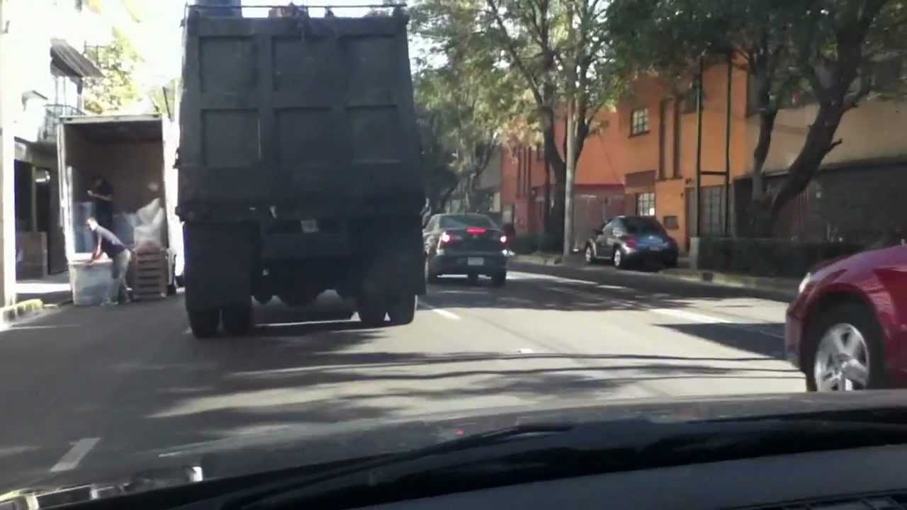 Camion de basura contaminando en la Deleg Benito Juarez - YouTube