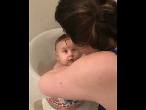 Bayi lucu lagi di mandiin mama 2021