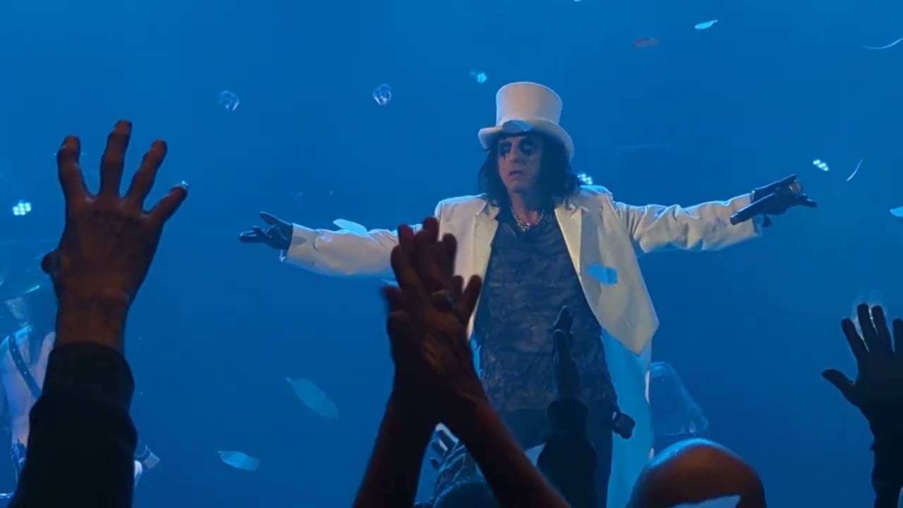 Alice Cooper "Schools Out" Live - YouTube