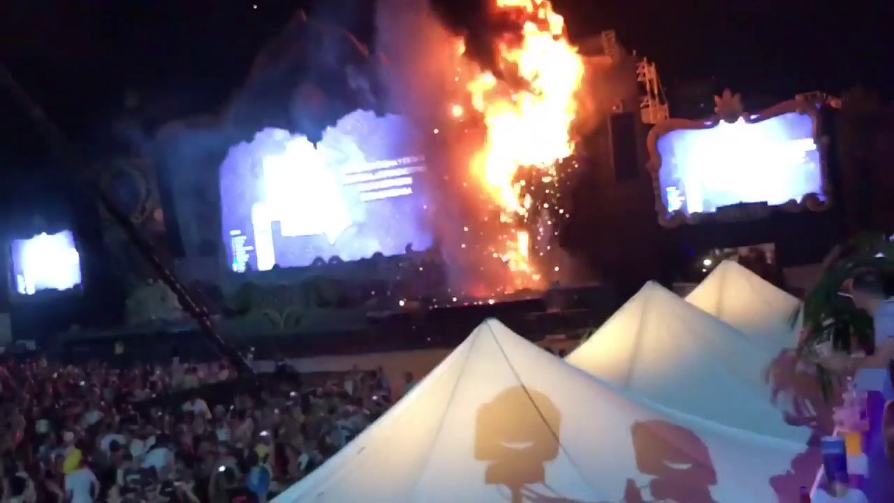 Thousands evacuated from Barcelona festival after stage fire - YouTube