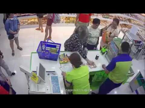 CCTV footage sharp mind women thief in shopping mall (2016)