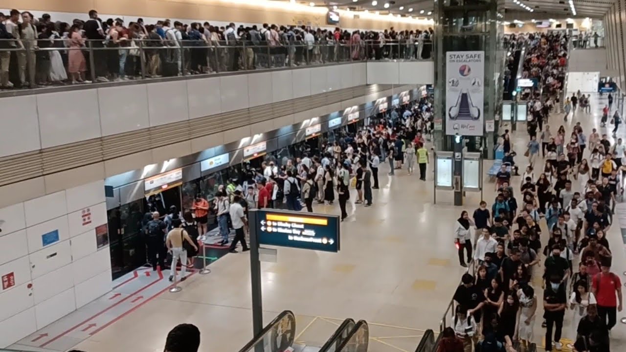 Circle Line disruption this morning's peak hours, Bishan Station - YouTube