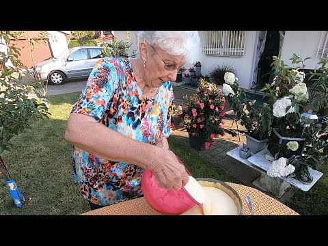 Oma Ilse backt Käsekuchen