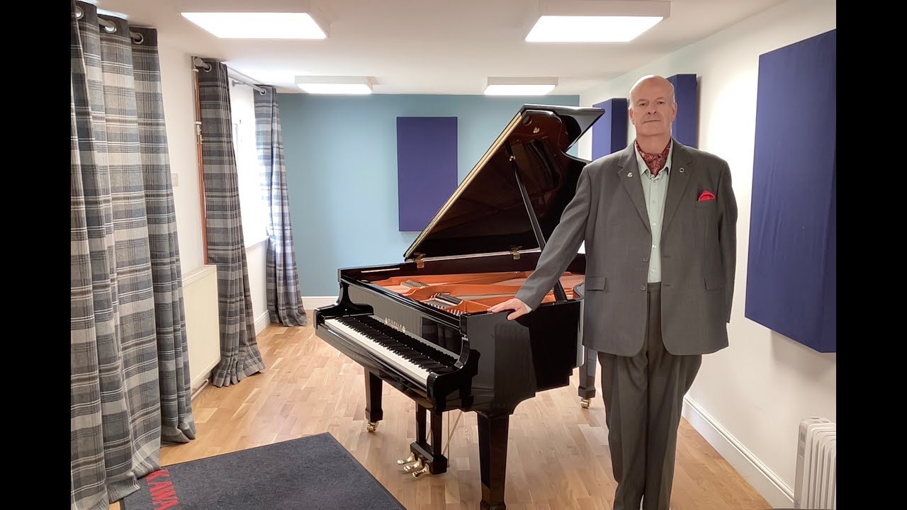 Neil Hilgrove Colledge plays Rachmaninoff. - YouTube