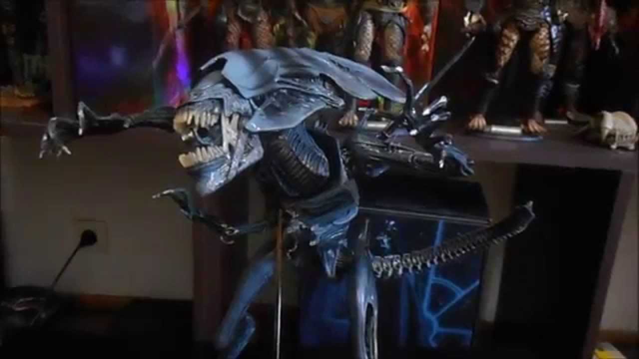 NECA Queen Alien Deluxe Figurine (Review) - YouTube
