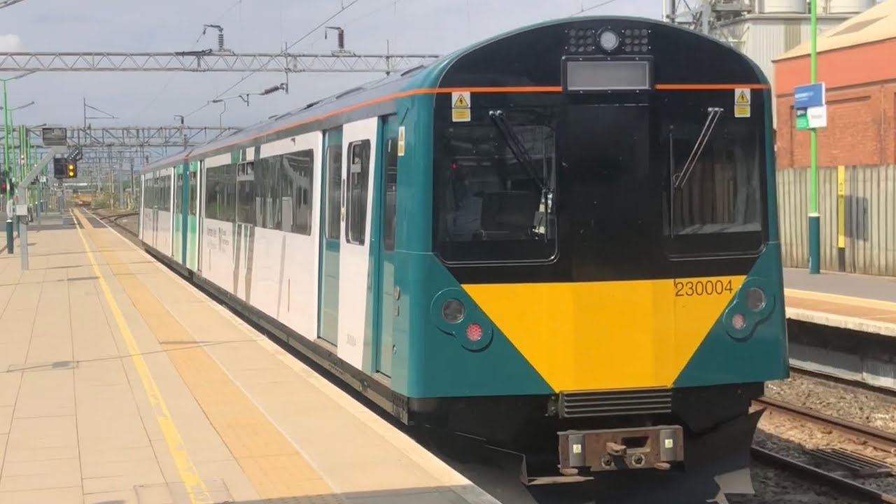 S4 E9: Review of a London North Western Railway class 230 EMU [Battery ...