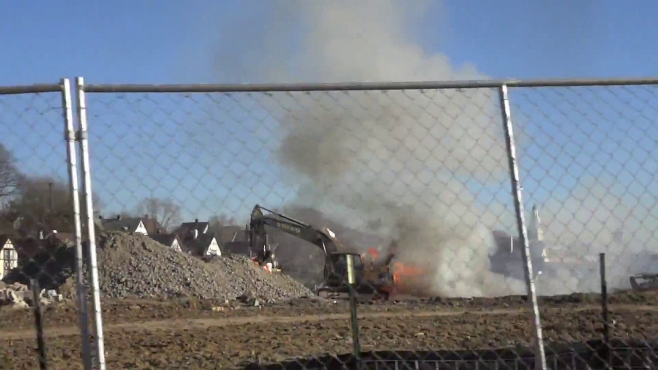 volvo excavator on fire caught on Camera - YouTube