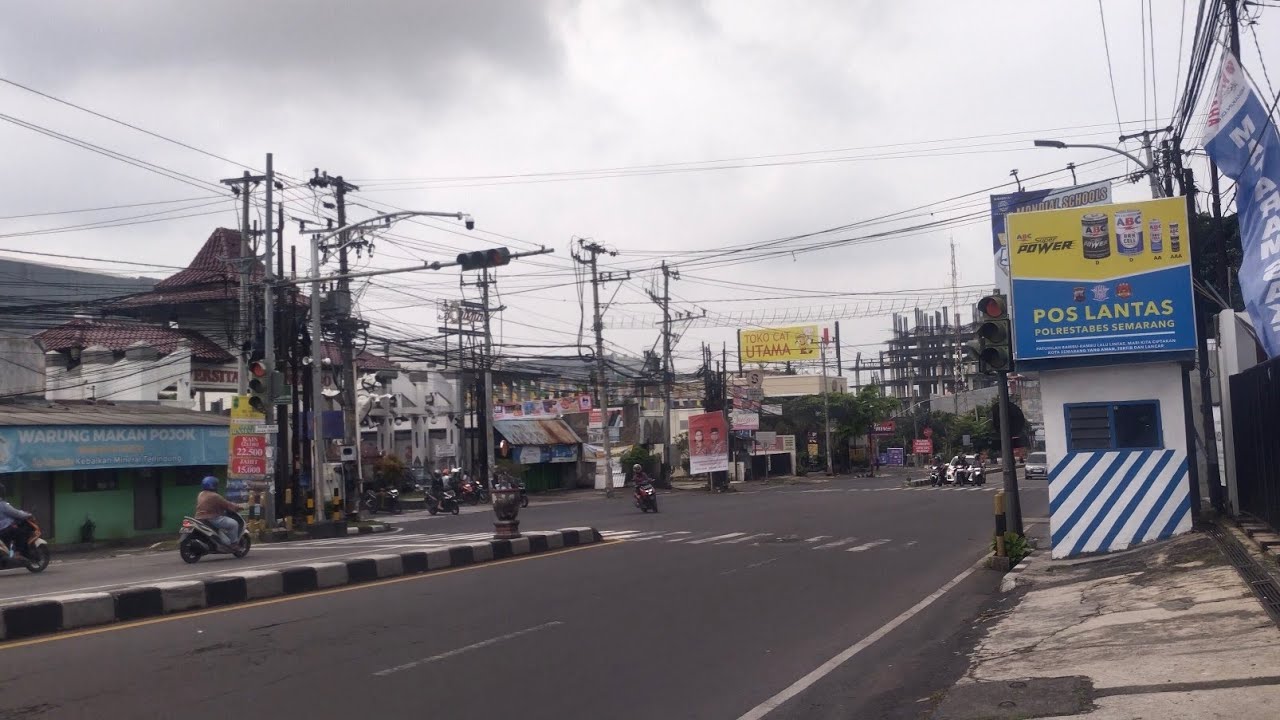 Ramai. motor dan mobil di patung kuda Undip tembalang - YouTube