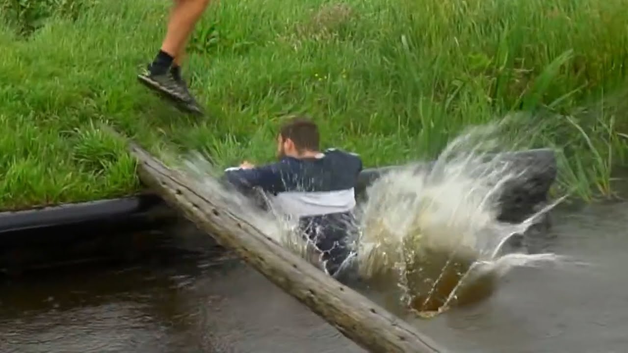 Raoul valt in de sloot - YouTube
