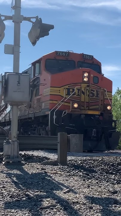 H2 Gevo leads very fast BNSF Grain train!! #bnsf #train #bnsftrains #bnsfrailway - YouTube
