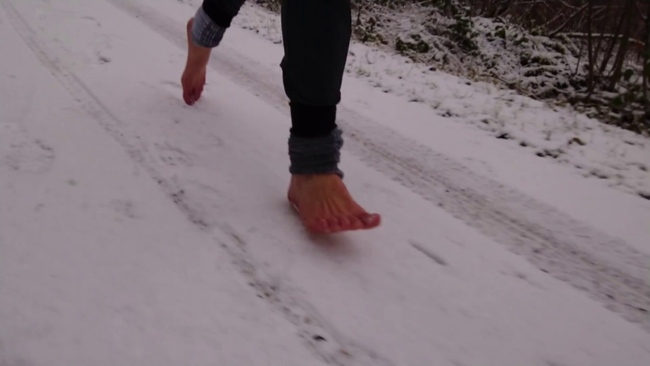 Barfuß Laufen auf Schnee 1 - YouTube
