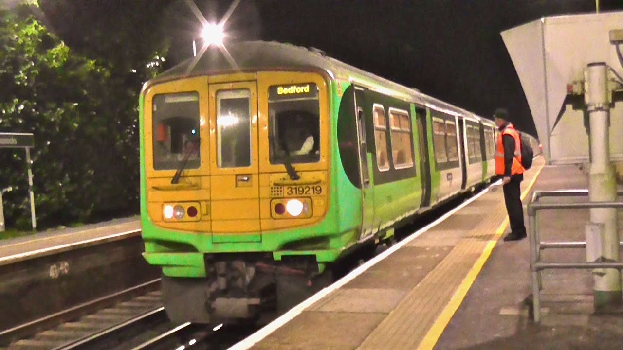 Thameslink Class 319s - 319219 Still In Southern Green + 319426 At ...