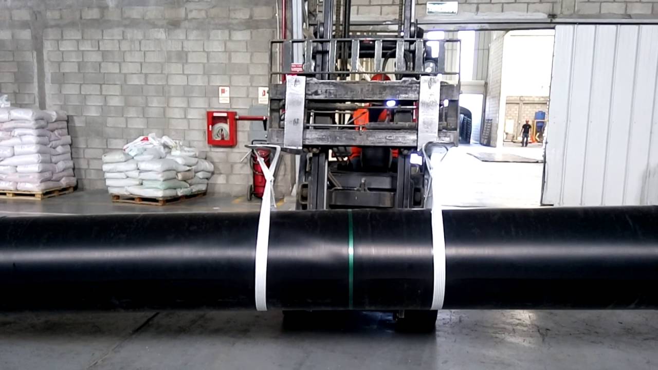 Manipulación de un rollo de geomembrana utilizando eslingas. - YouTube