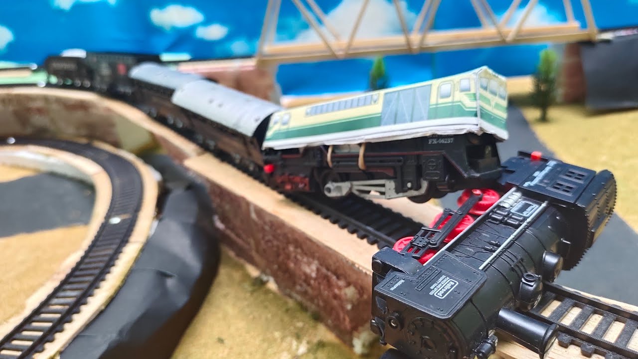 cerita kereta api Indonesia lokomotif CC 200 menabrak lokomotif kereta ...