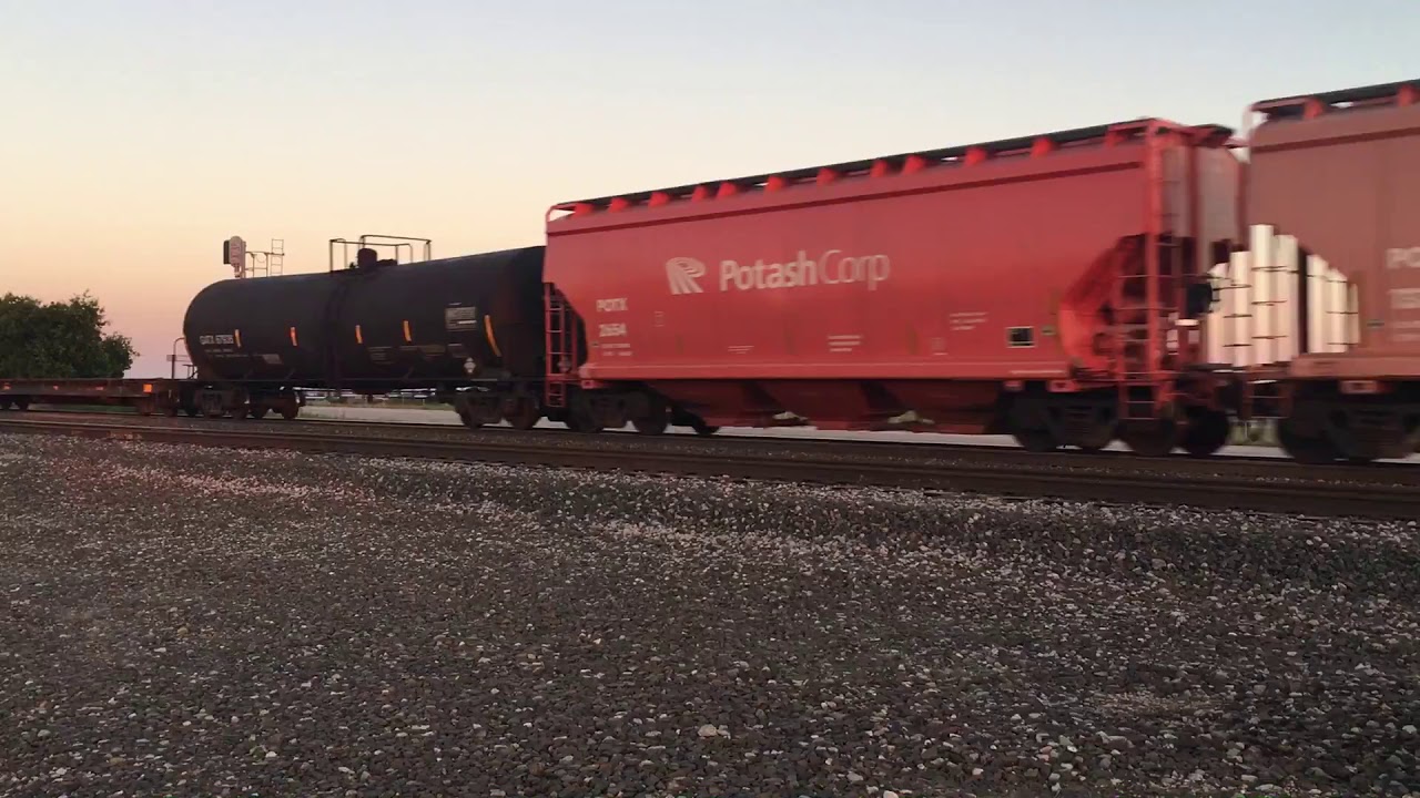 Early morning BNSF - YouTube
