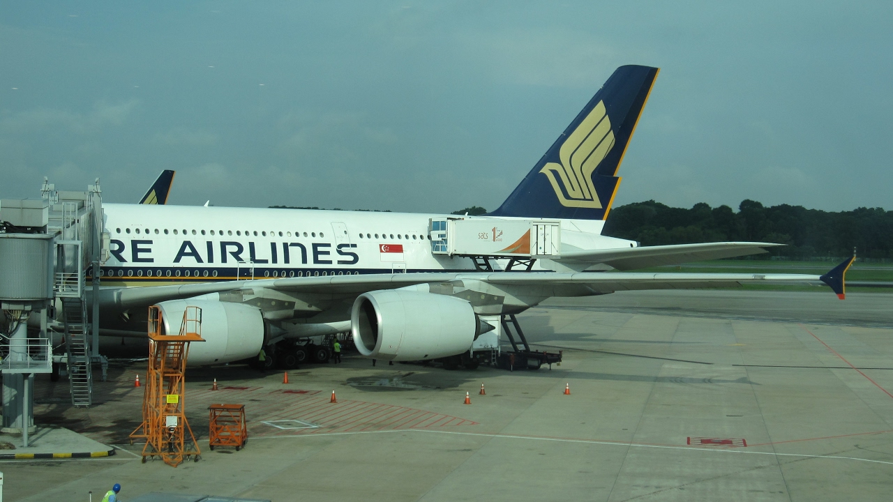Singapore Airlines SQ856 Airbus A380 Singapore (SIN) to Hong Kong (HKG ...