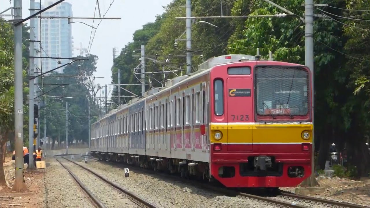 KRL Tokyo Metro Seri 7000 Set 7123 | 東京メトロ7000系7123編成 - YouTube