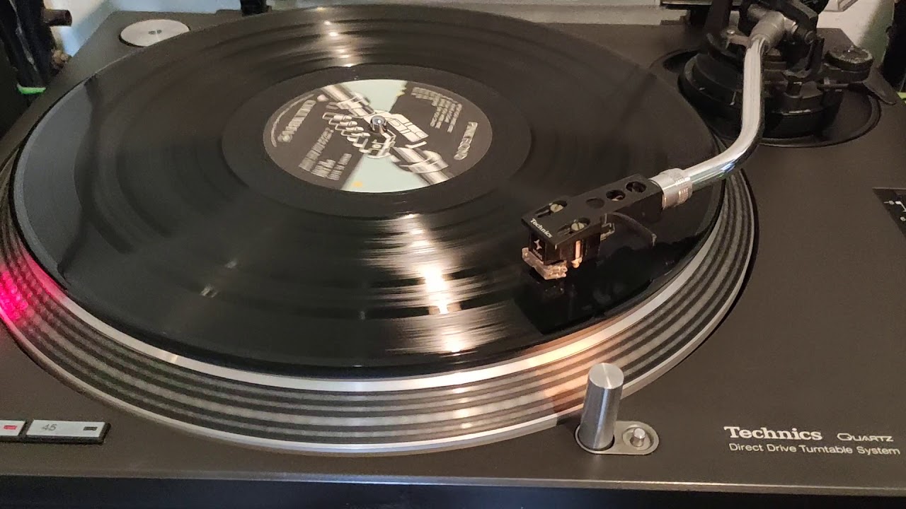 Technics 1210 MK2 Record player - YouTube