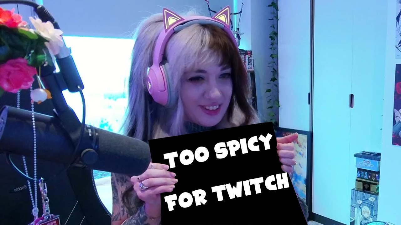 Streamer shows her rack - YouTube