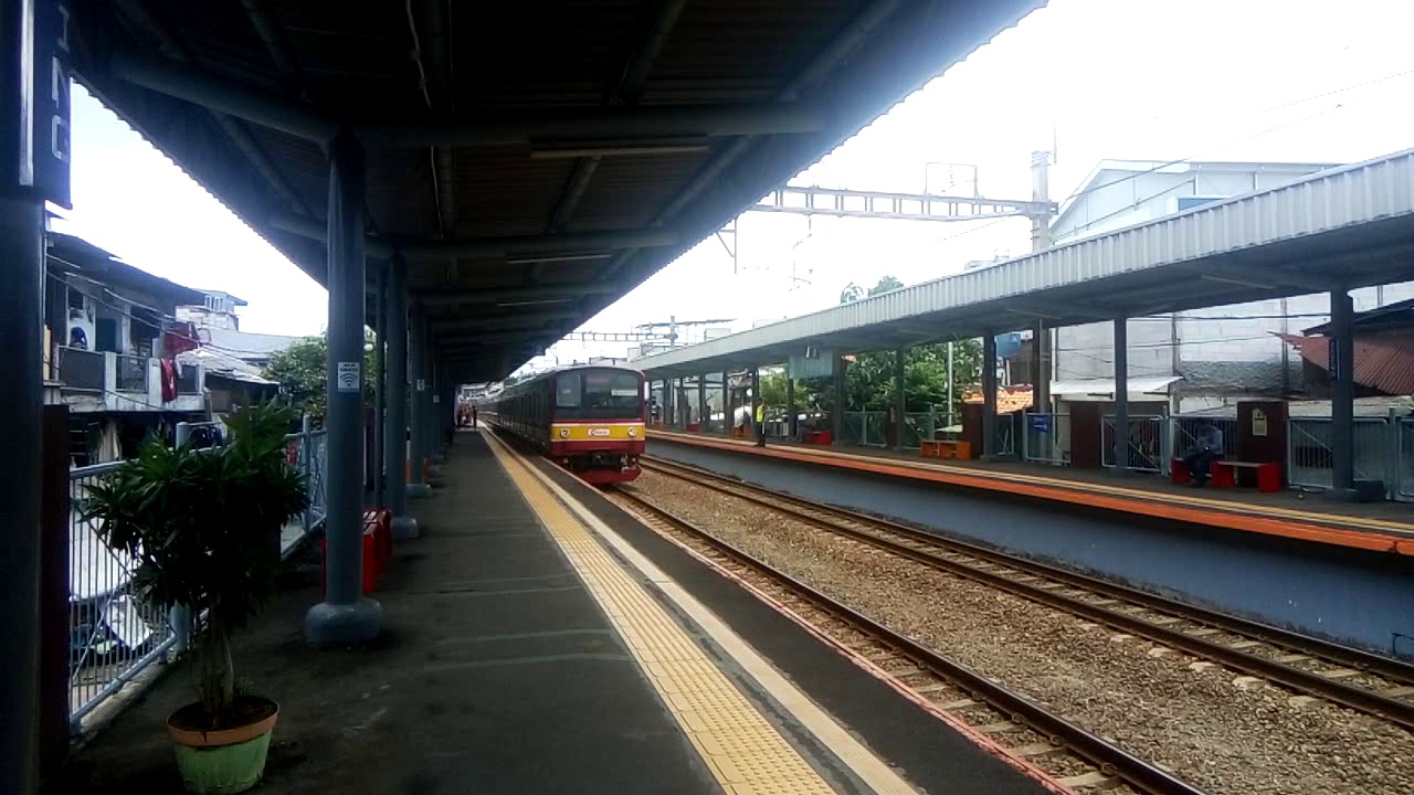 KRL JR 205 Duri-Tangerang Masuk Stasiun Pesing - YouTube