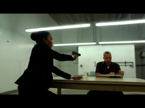 Michael gasses Olivia Riley and company (Burn Notice) (6 x 17)
