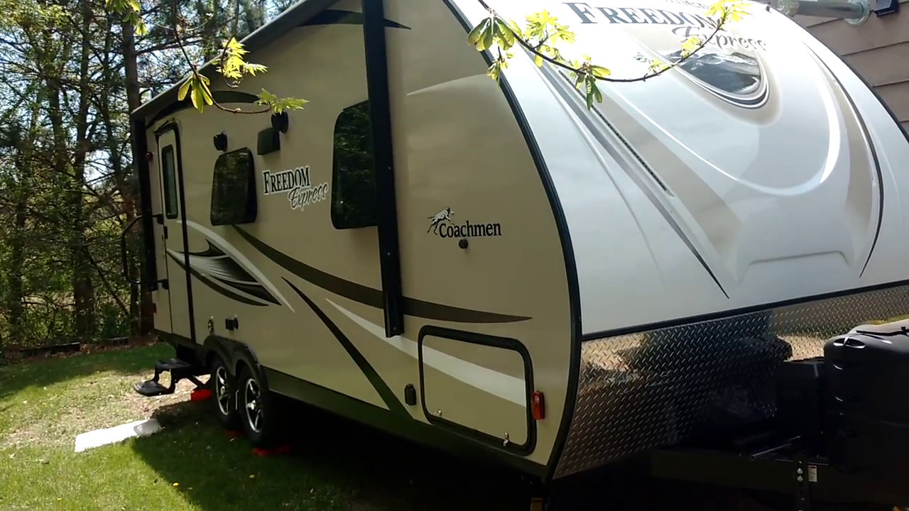 2018 Coachmen Freedom Express 204RD - Exterior - YouTube