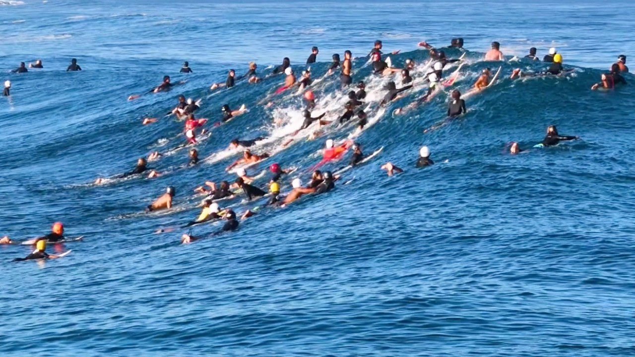 Crazy CROWD During Epic Pipe Morning - YouTube