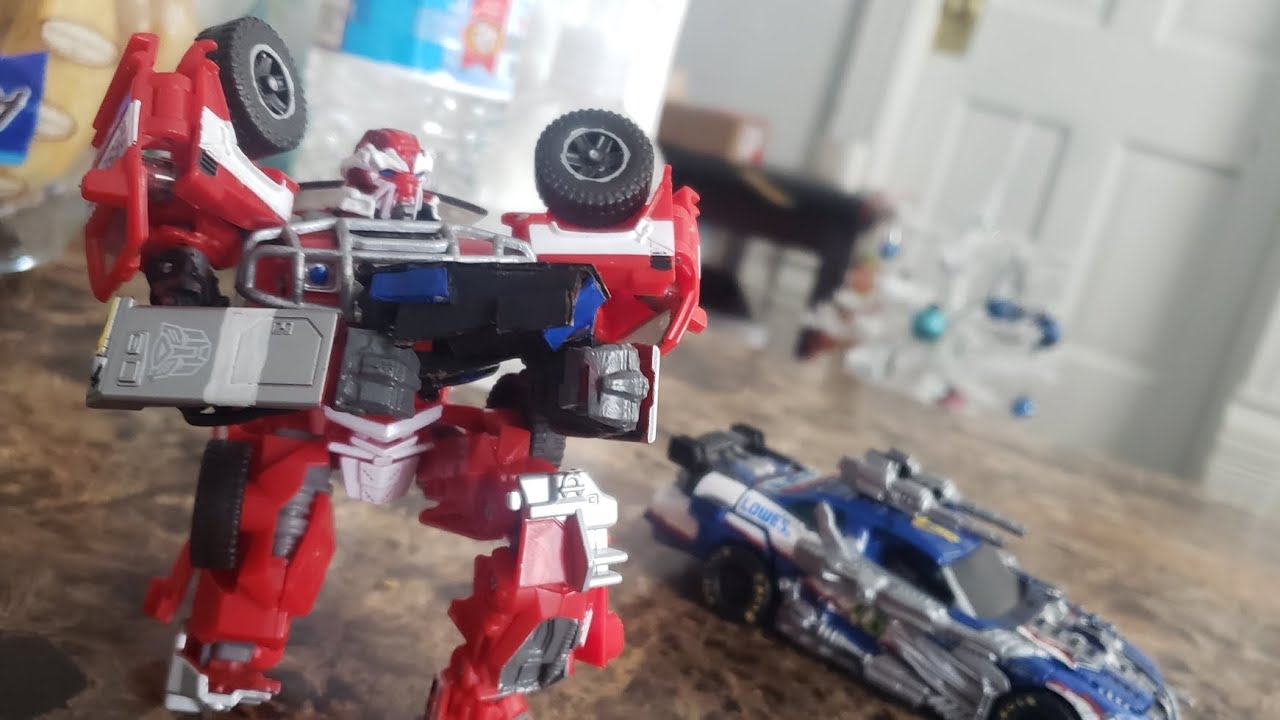 Transformers DOTM Specialist Ratchet stop motion - YouTube
