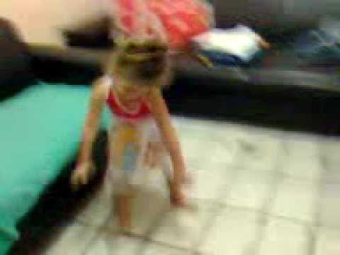 Sophia dançando  funk