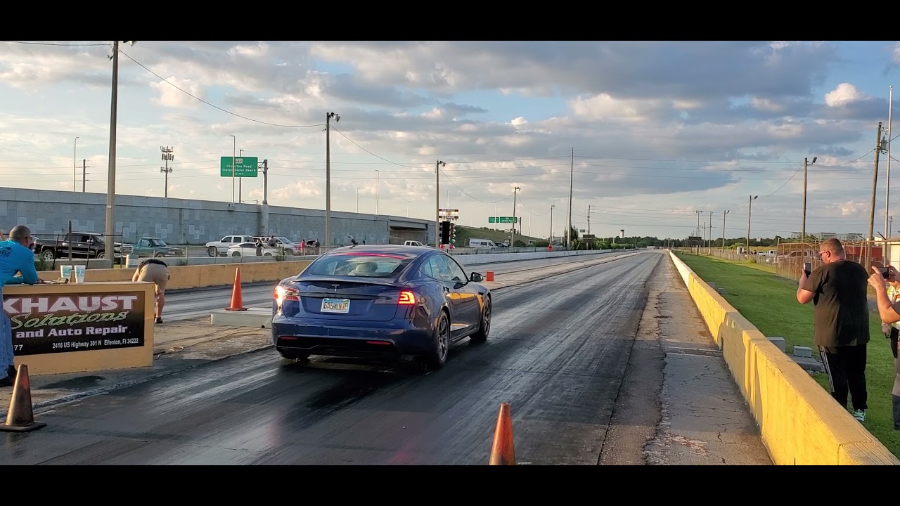 CRAZIEST RACE EVER! SUPER FAST RC CAR vs TESLA PLAID S DRAG RACING 1 ...