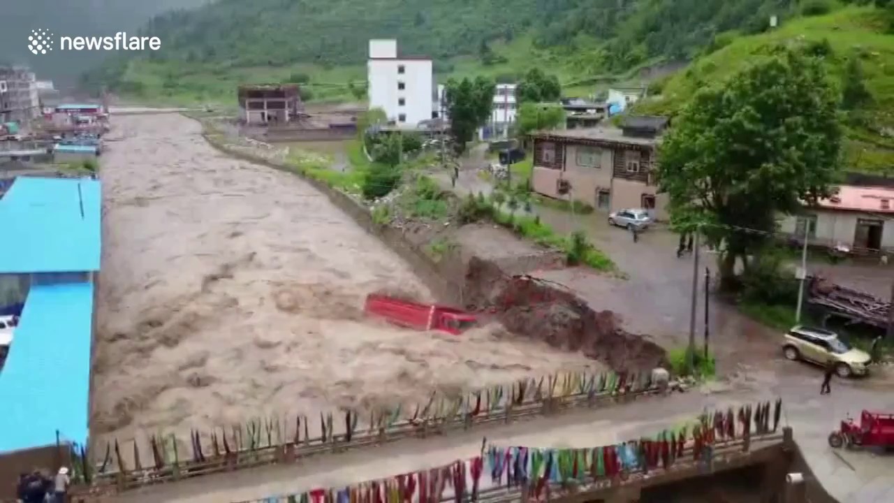 INCREIBLE ''¡¡ El edificio se derrumba debido a inundaciones - YouTube