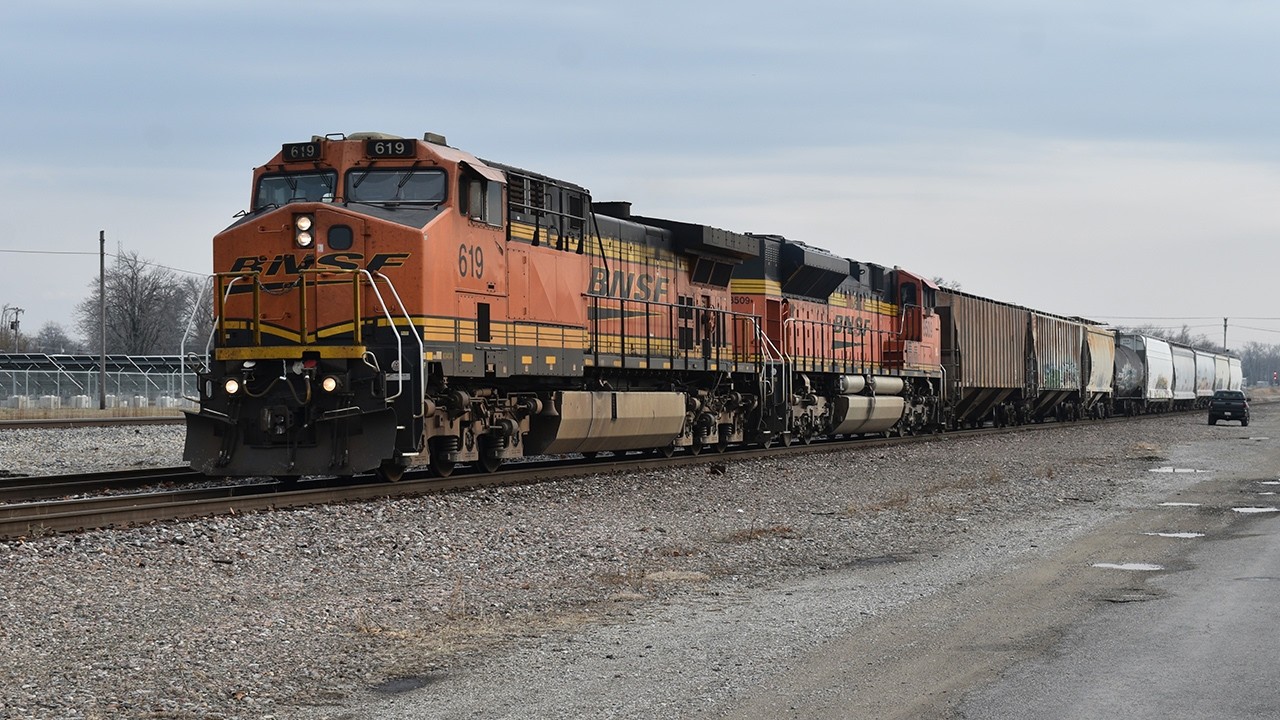 BNSF 619 at Centralia, IL - YouTube