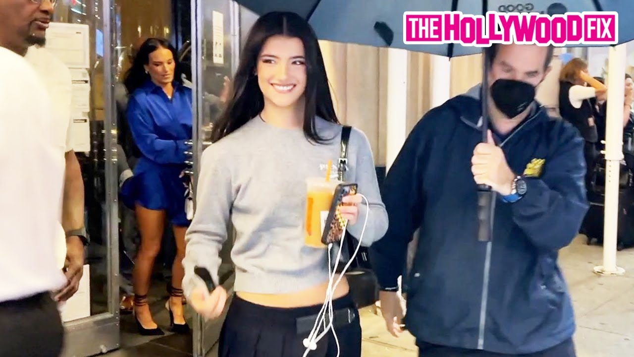 Charli D'Amelio Signs Autographs For Fans With Her Mother Heidi During ...