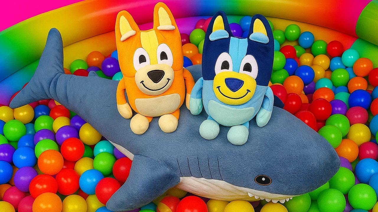 💙🦈 Bluey y Bingo juegan con un tiburón en la piscina de bolas 🎉 ...