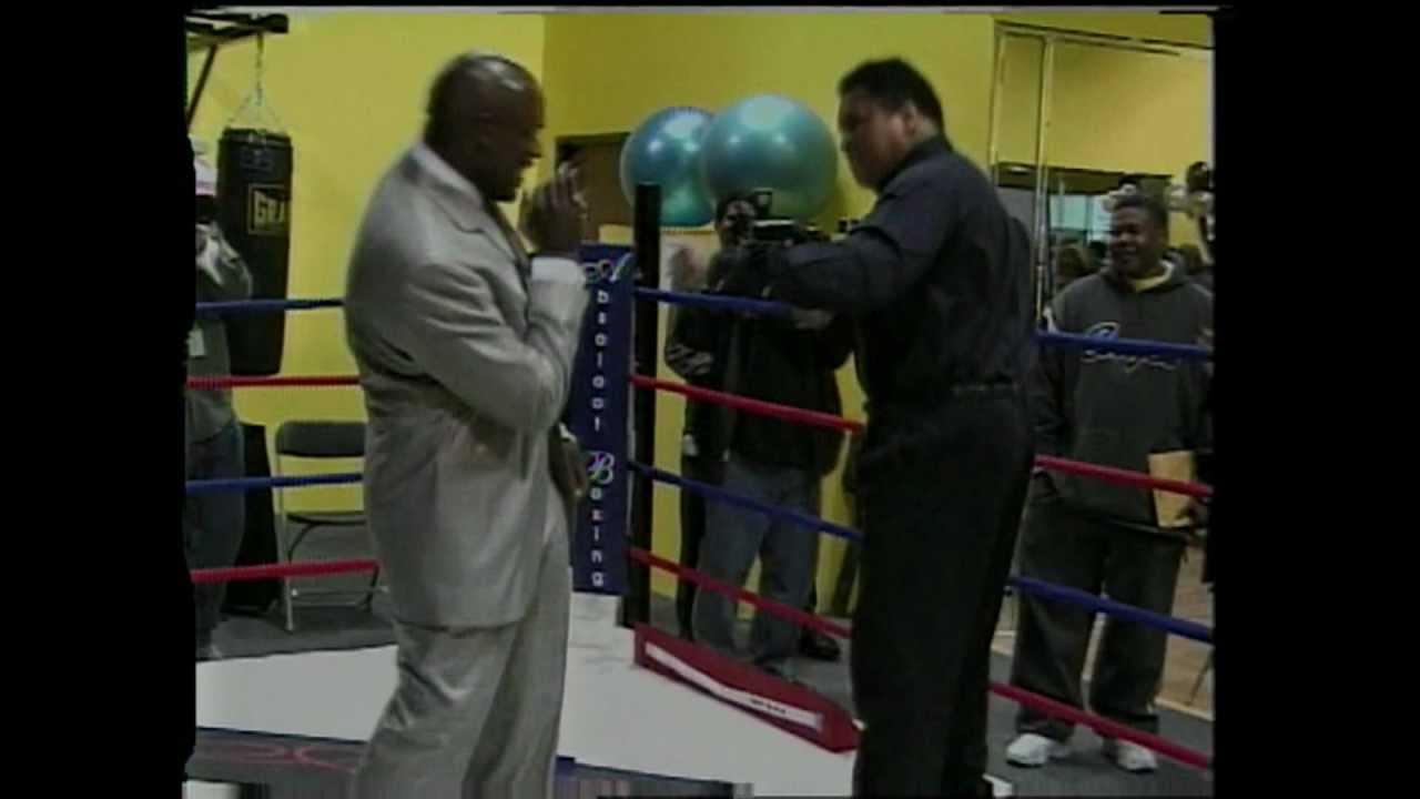 MUHAMMAD ALI STEPS IN THE RING IN LAS VEGAS - YouTube