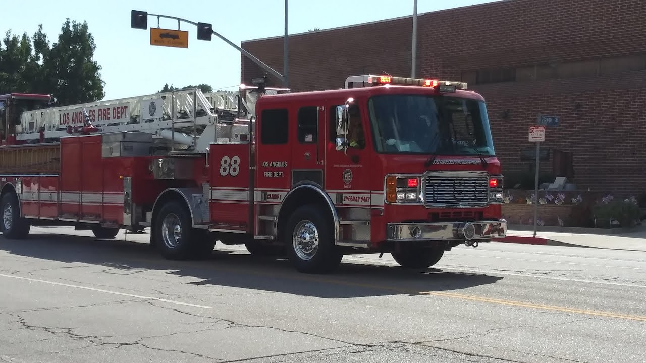 LAFD Truck 88 + Engine 472 + Command 42 Responding - YouTube